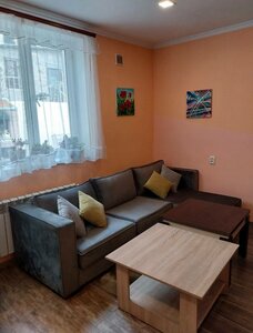 Like Home Guesthouse (1915 Defense of Van Street No:11, Yerevan), otel  Erivan'dan