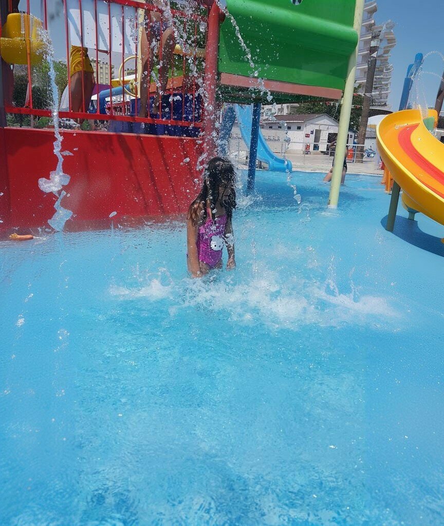 Yüzme havuzları Mezitli Su Parkı Yüzme Havuzu, Mersin, foto