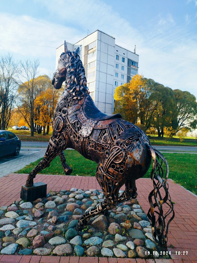 Park, sokak heykeli Скульптура одной лошадиной силы, Tixvin, foto