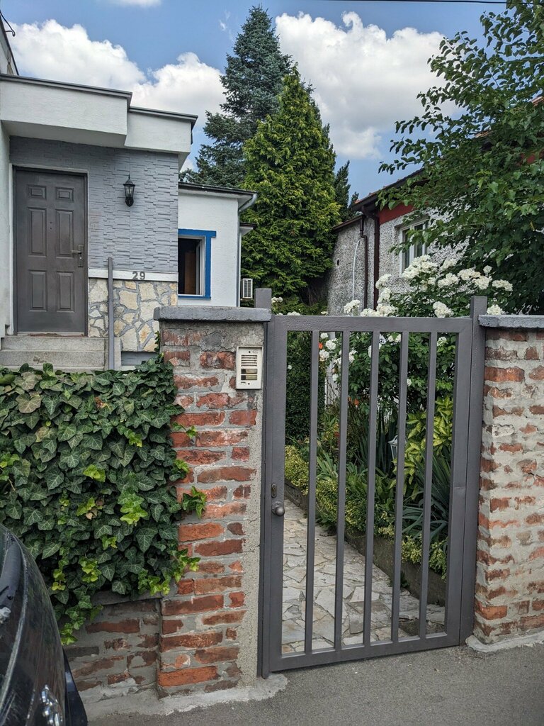 Otopark ve tamirhaneler Mivex doo Beograd, Belgrad, foto