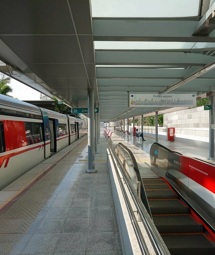 Kargo firmaları Selçuk Metro İstasyonu, Selçuk, foto