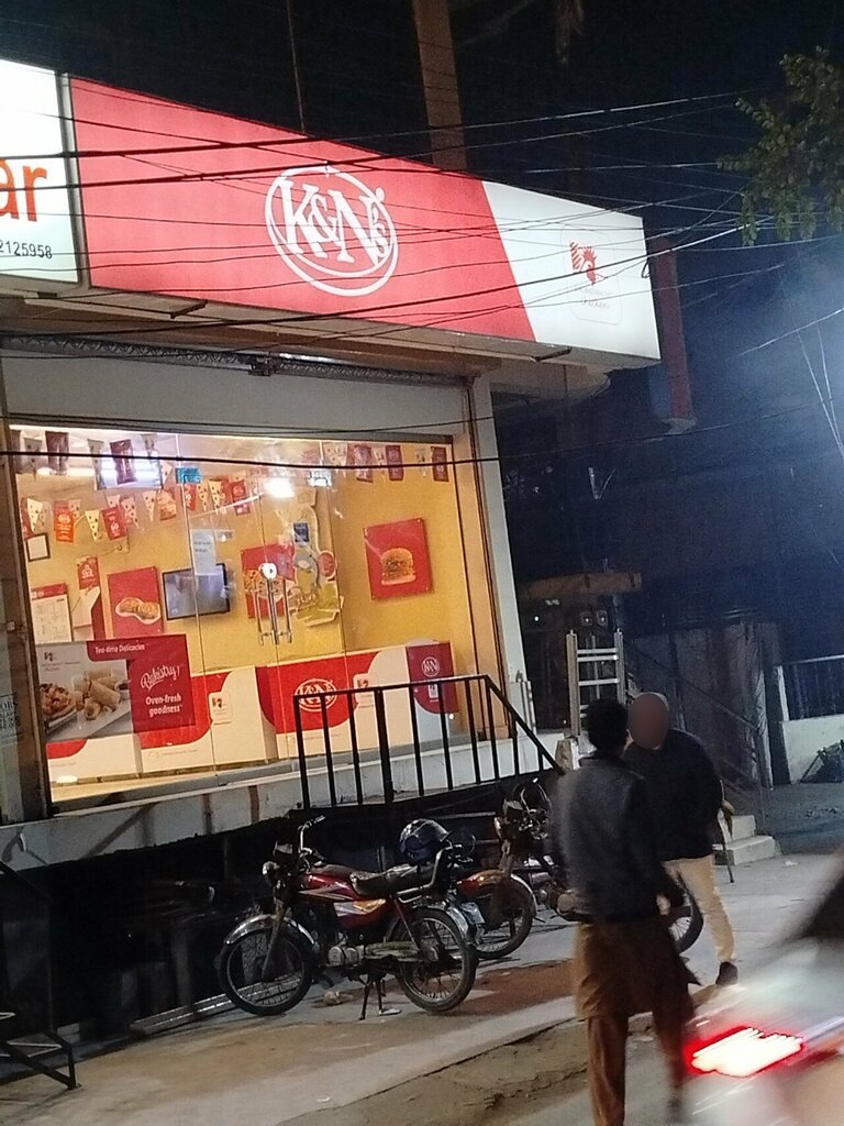 Giyim mağazası Knn Outlet at Khokhar Chowk Johar town, Lahor, foto
