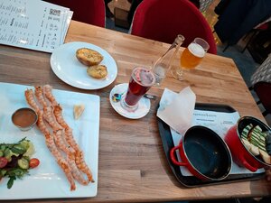 Midiynoe Mesto (naberezhnaya Serafima Sarovskogo No:2), restoran  Şçolkovo'dan