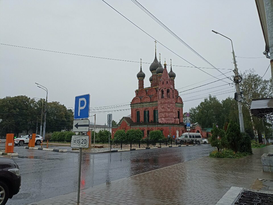 Ortodoks kiliseleri Chasovnya Troitsy Zhivonachalnoy V Spaso-Preobrazhenskom monastyre, Yaroslavl, foto
