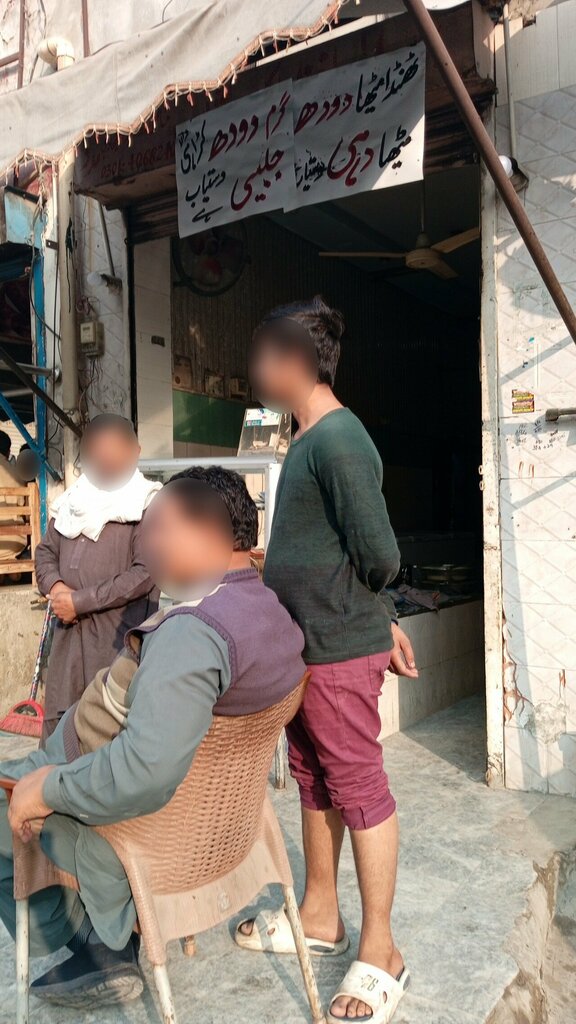 Bebek besleme merkezleri Al Hafiz mill shop, Lahor, foto