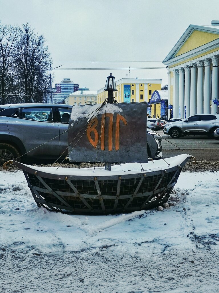 Park, sokak heykeli ВПГ, Kirov, foto