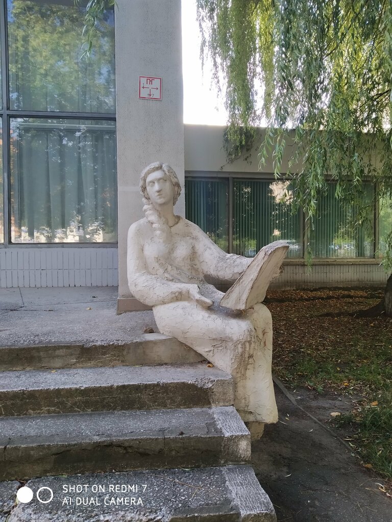 Park, sokak heykeli Девушка с книгой, Minsk, foto