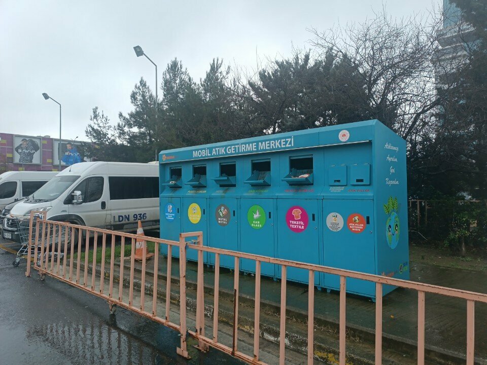 Geri dönüşüm maddeleri Mobil Atık Getirme Merkezi, İstanbul, foto