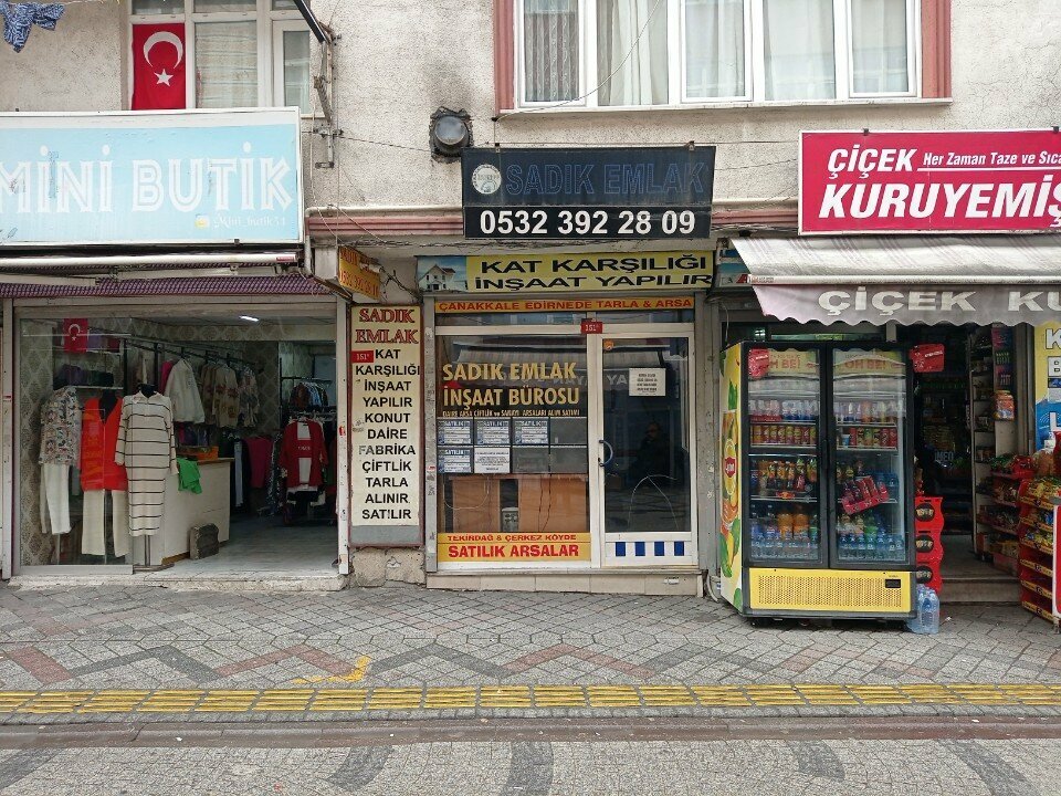 Emlak ofisi Sadik Emlak, İstanbul, foto