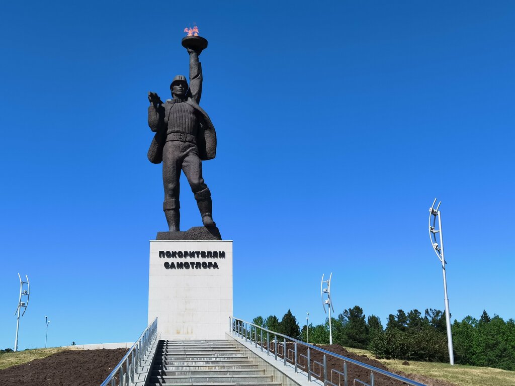 Anıt, heykel Покорителям Самотлора, Nijnevartovsk, foto