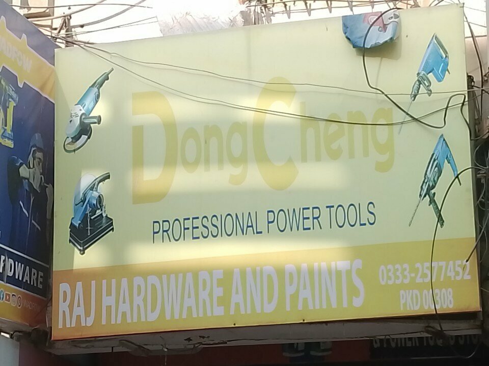 Boya ve cila malzemeleri üretim ve satış yerleri Raj hardware, Karaçi, foto