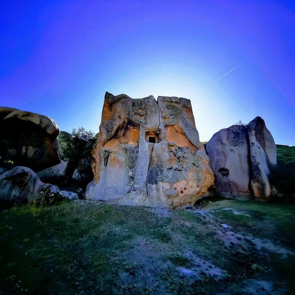 Turistik yerler Aslantaş ve Yılantaş, İhsaniye, foto