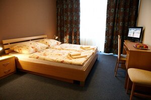 Spectrum (Trnavský kraj, Trnava, Vladimíra Roya), otel  Trnava'dan