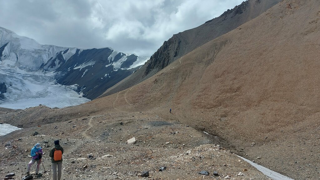 Dağ zirvesi Пик Юхина 5130 метров, Oş İli, foto