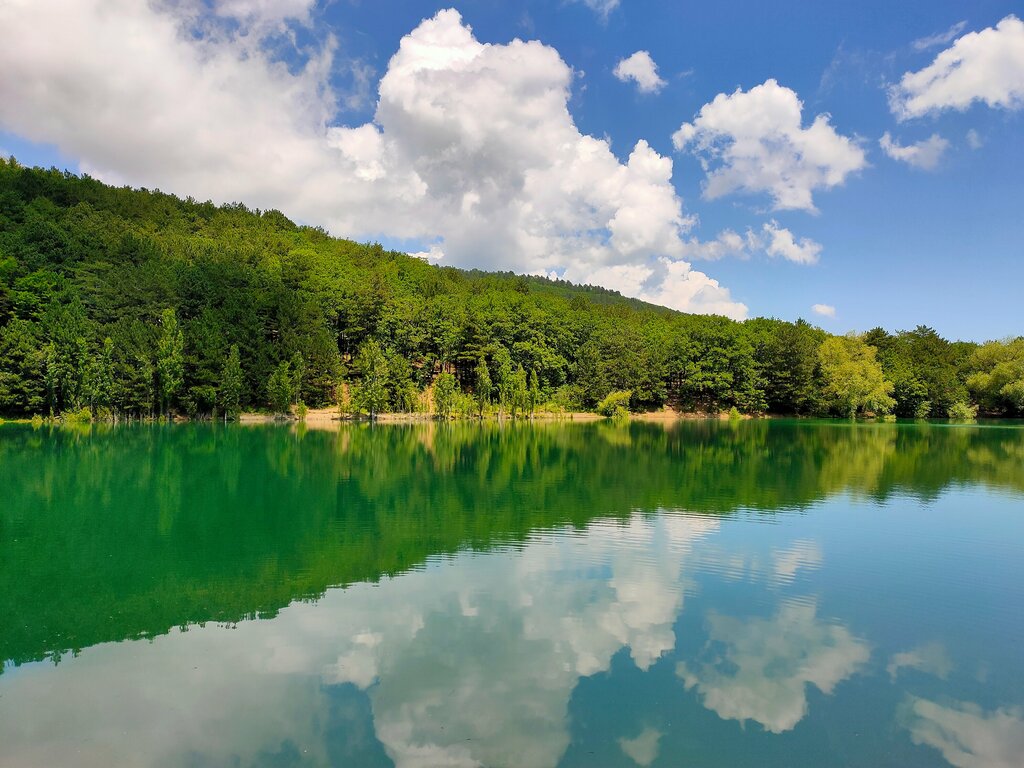 Pınar, çay Spring, stream, Kırım Cumhuriyeti, foto