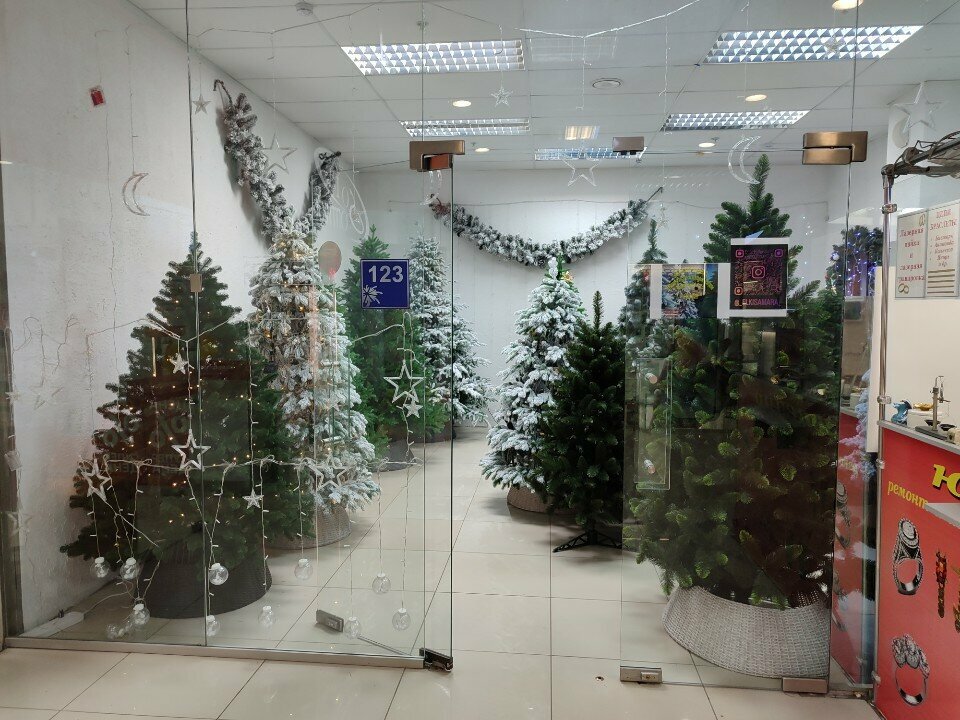 Yapay çam ağaçları ve süsleri Elkisamara, Samara, foto