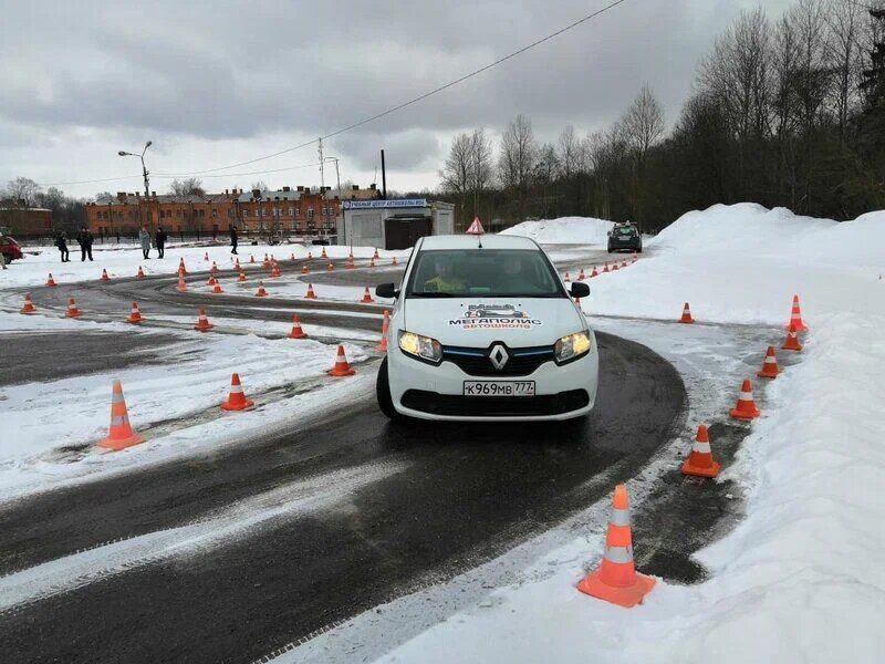 Sürücü kursları Megapolis, Saratov, foto