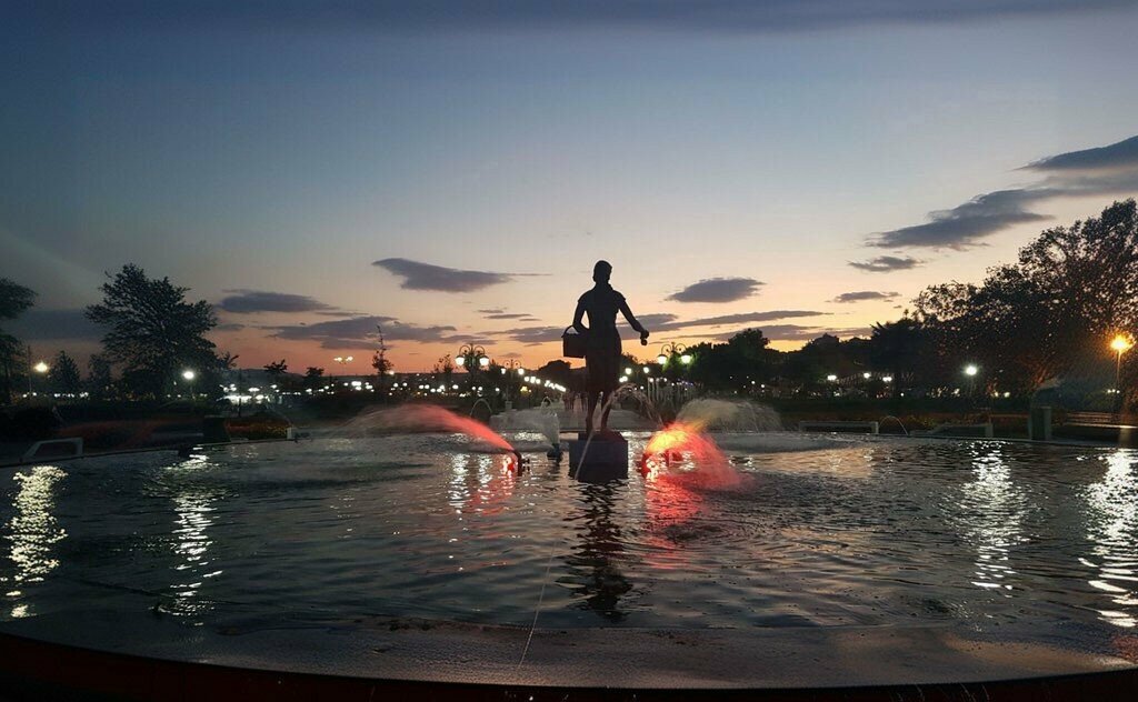 Park, sokak heykeli Kirazlı Kız Heykeli, Süleymanpaşa, foto