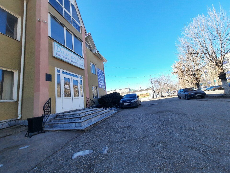 Heykel ve mezarlık taşı üreticileri Dom kamnya, Sterlitamak, foto