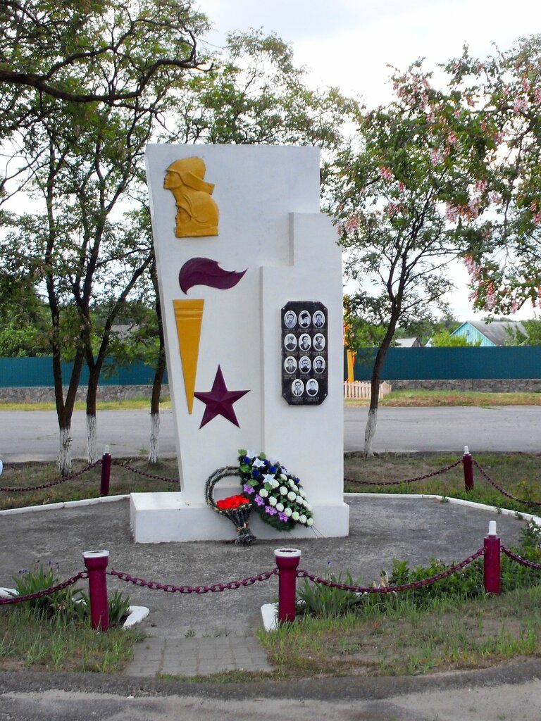 Anıt, heykel Комсомольцам подпольщикам, Brestskaya oblastı, foto