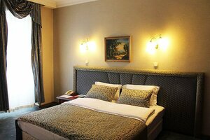 Ambassador (Jeltoqsan Street No:121, Almaty), otel  Almatı'dan
