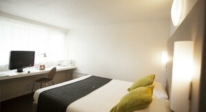 Hotel Campanile Fougeres (Bretagne, Ille-et-Vilaine, Fougères, Rue de la Landronnière), otel  Fougères'den