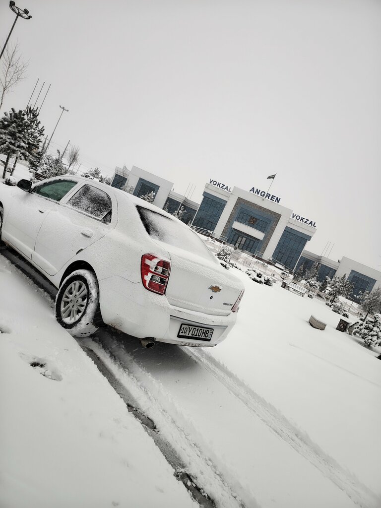 Tren istasyonu Angren Station, Angren, foto