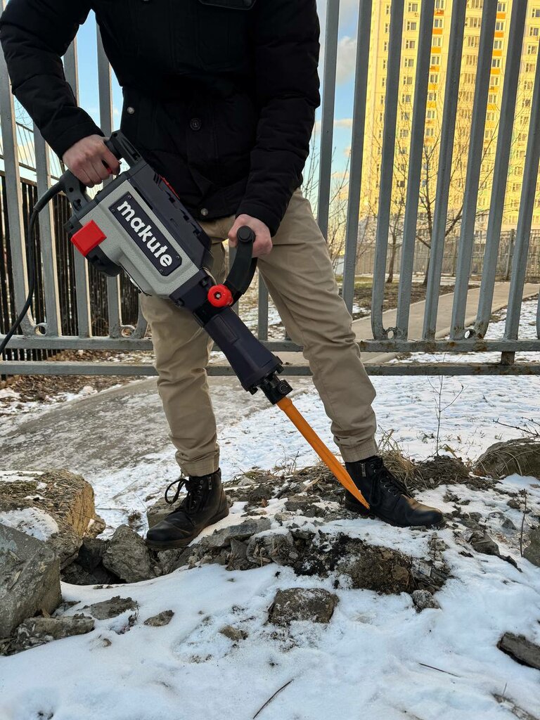 Elektrik ve benzinle çalışan aletler White point tools, Moskova, foto