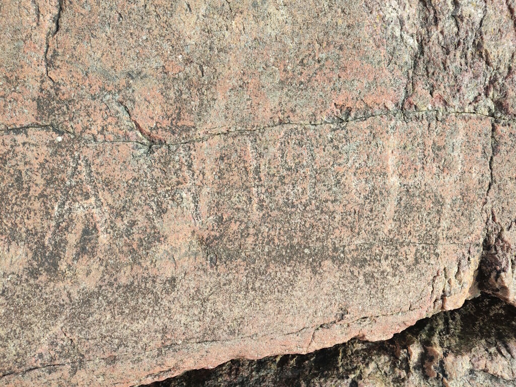 Anıt, heykel Камень с надписями, Saint‑Petersburg ve Leningradskaya oblastı, foto