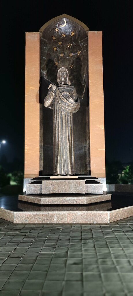 Anıt, heykel Mourning Mother, Cizzak, foto