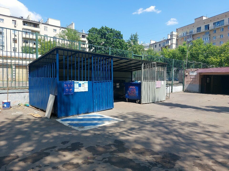 Ayrı çöp toplama noktası Waste sorting, Moskova, foto