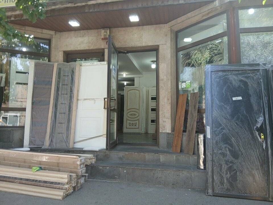 Kapılar Դռներ և պաստառներ, Erivan, foto