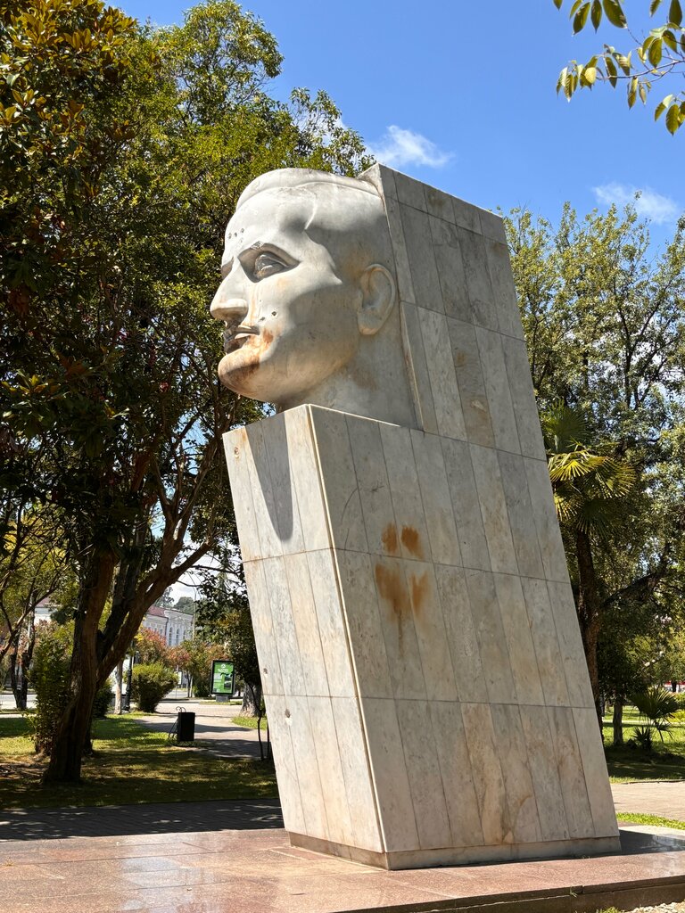 Park, sokak heykeli Е.А. Эшба, Suhum, foto