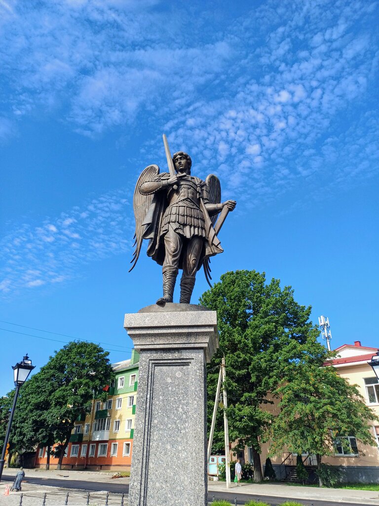 Anıt, heykel Архангел Михаил, Pechory, foto