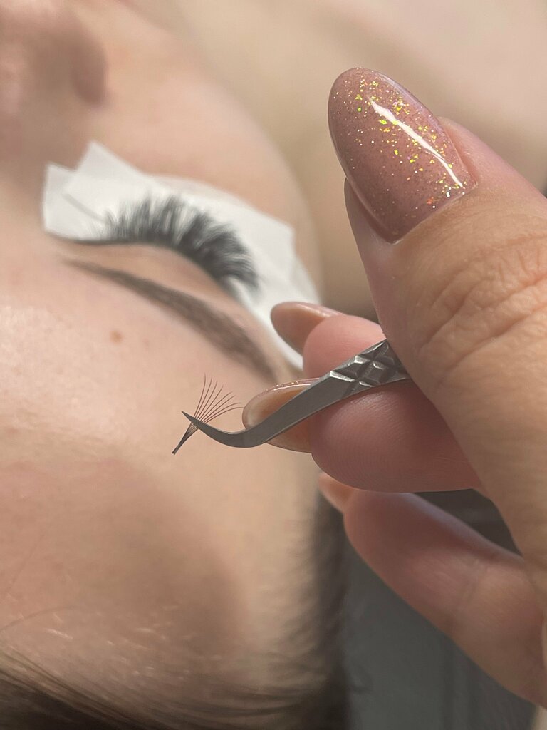 Kaş ve kirpik salonu K. S. Lasheshouse, Orenburg, foto