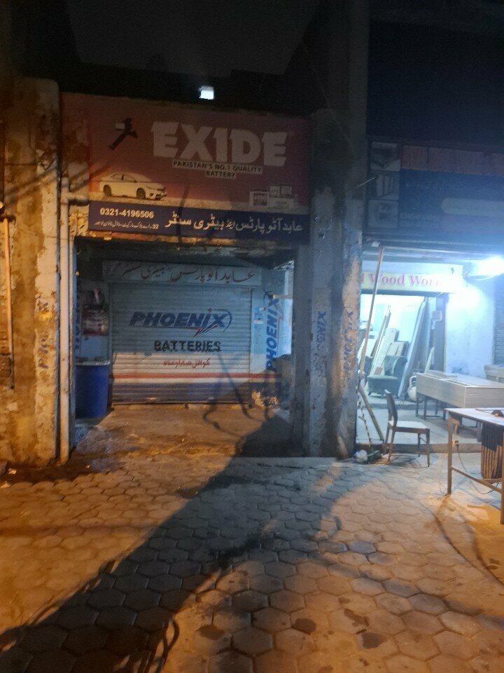Otomobil yedek parçaları Abid Auto Parts and Battery Center, Lahor, foto
