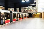 metro Centrum (Warszawa, plac Defilad), metro istasyonu  Varşova'dan