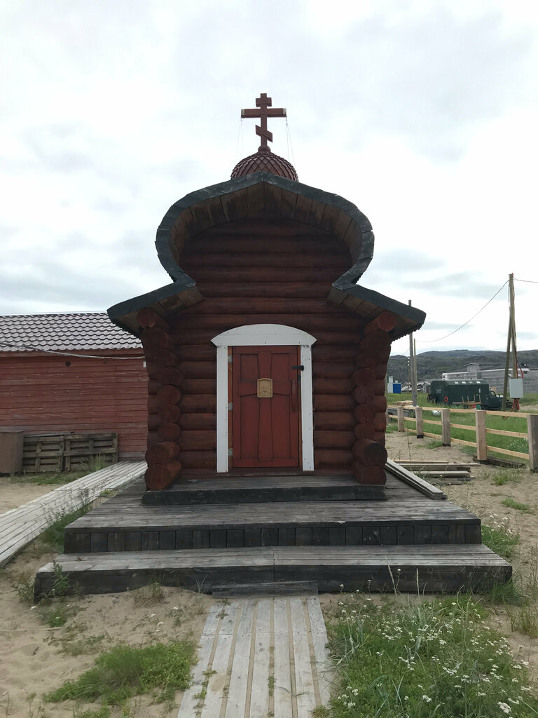 Şapel, haç anıtı Часовня Николая Чудотворца, Murmanskaya oblastı, foto