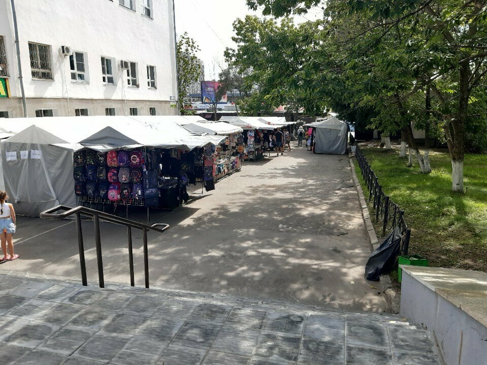 Giyim pazarı Школьная ярмарка, Habarovsk, foto