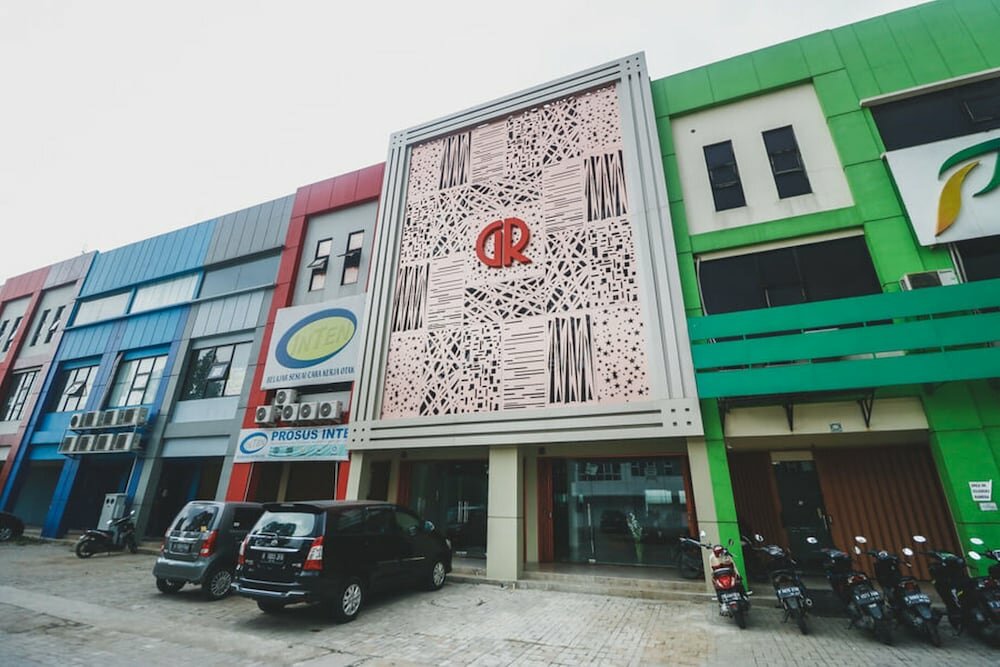 Otel RedDoorz Plus near Living Plaza Jababeka, , foto