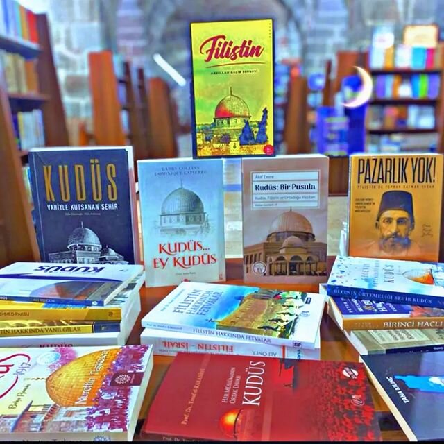 Yayınevleri, yayıncılar Mana Yayınları, İstanbul, foto