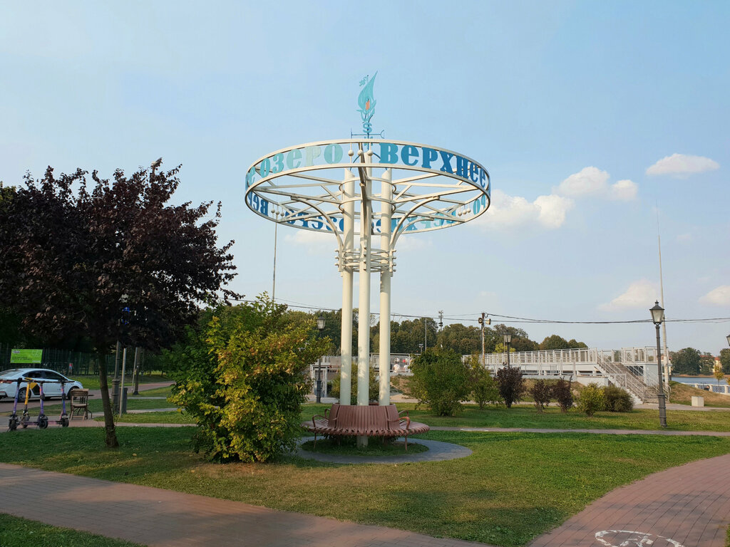 Park, sokak heykeli Стела Верхнее озеро, Kaliningrad, foto