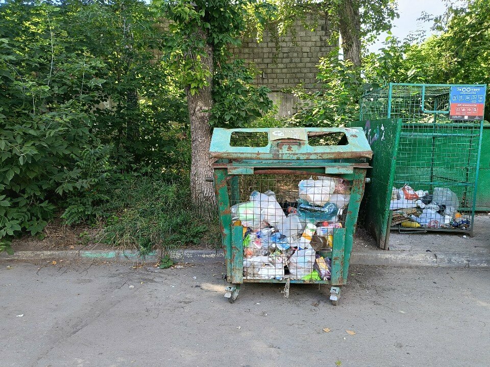 Ayrı çöp toplama noktası Пункт приема пластика, стекла, Novosibirsk, foto