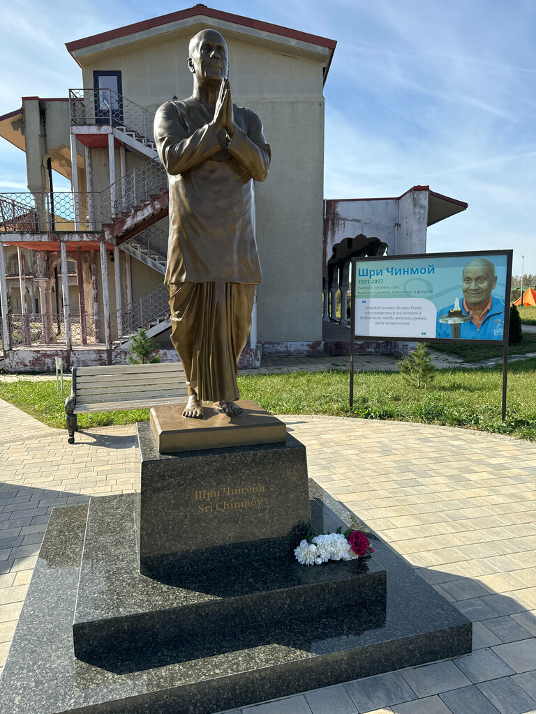 Anıt, heykel Индийский общественный деятель Шри Чинмой, Kalujskaya oblastı, foto