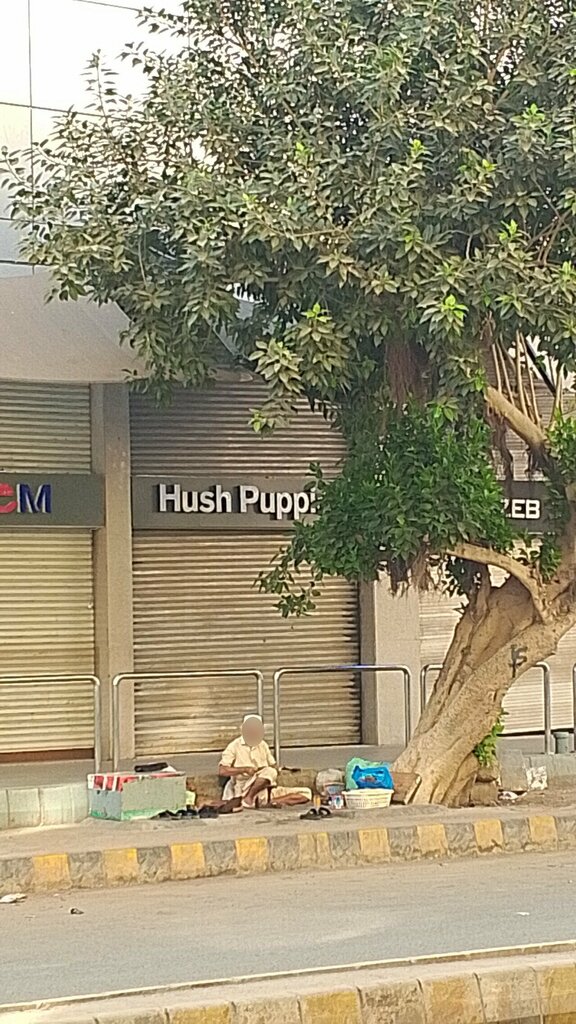 Ayakkabı mağazaları Hush Puppies, Karaçi, foto