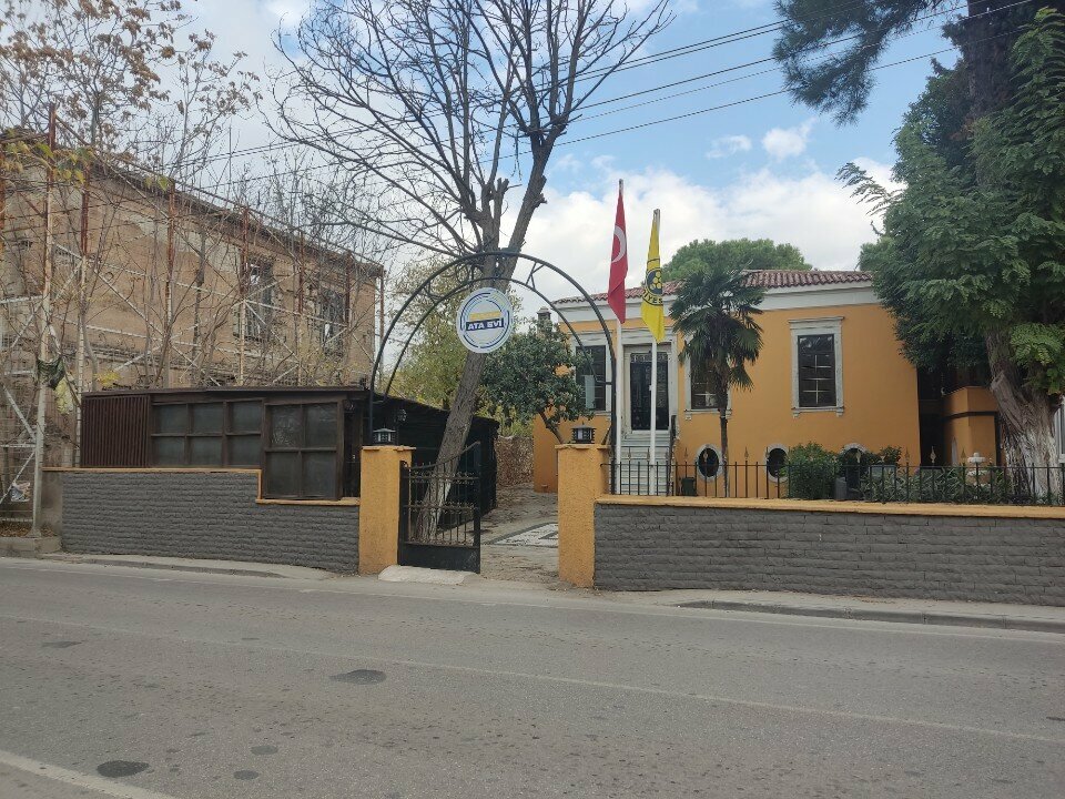 Belediyeler, devlet daireleri Ata Evi, İzmir, foto