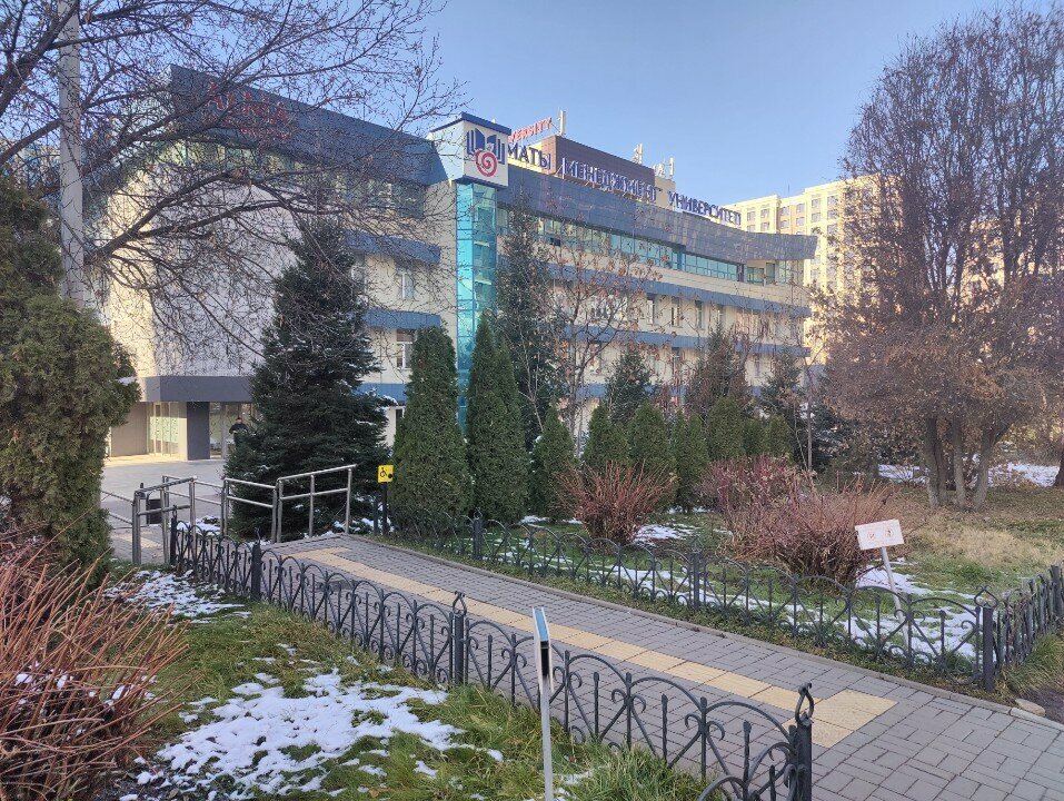 i̇şletme okulu AlmaU Extension, Almatı, foto