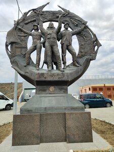 Создателям космодрома Восточный (Amur Region, Tsiolkovsky), anıt, heykel  Uglegorsk'tan