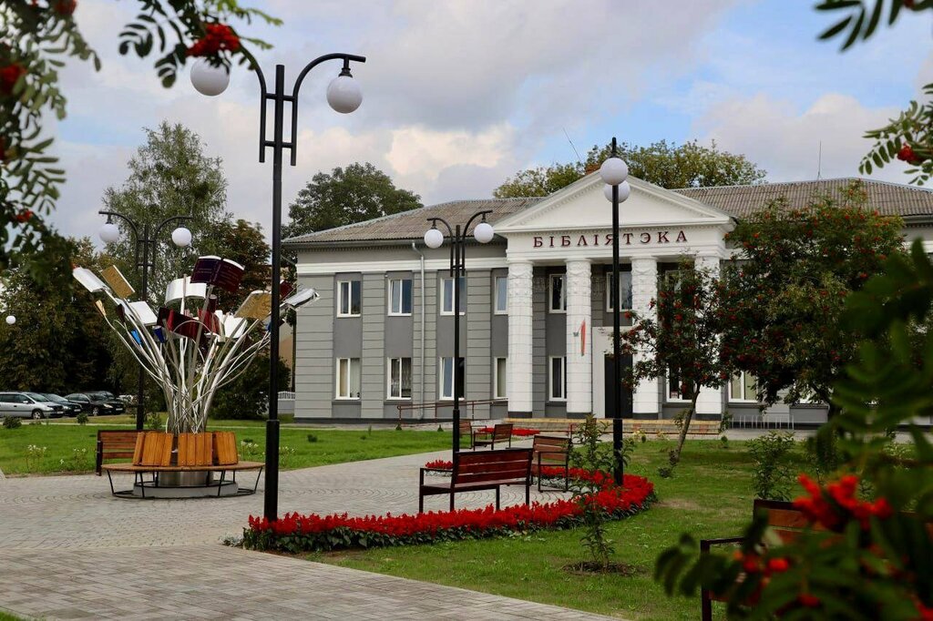 Park, sokak heykeli Летающие книги, Ivacevichi, foto