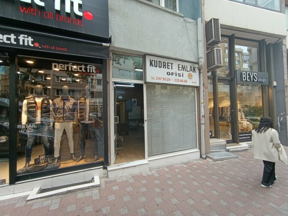 Emlak ofisi Kudret Emlak Ofisi, İstanbul, foto